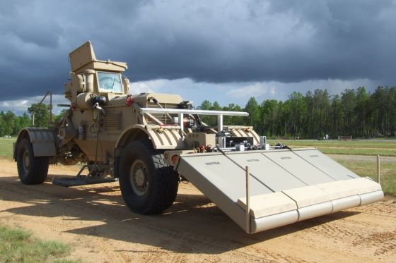 Minenräum-Panzer: Wisent, Breacher und Husky fressen Minen - AUTO BILD