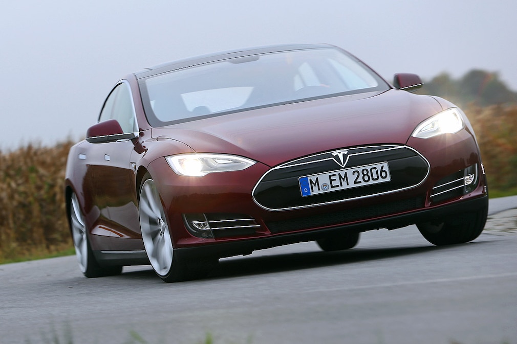 Limousinen unter Strom: Tesla Model S trifft auf Fisker Karma - AUTO BILD