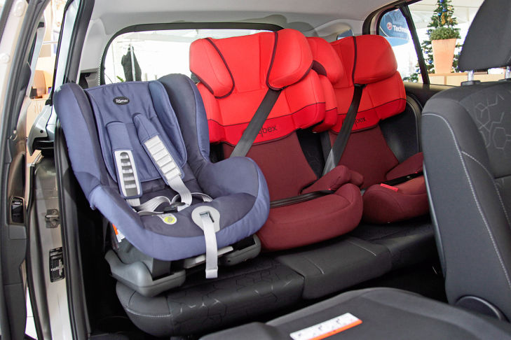 Kindersitz-Test: In welche Autos passen drei Kindersitze im Fond ...