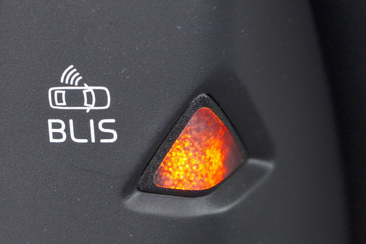 Assistenzsysteme: Totwinkelwarner und Spurwechselwarner im Test - AUTO BILD