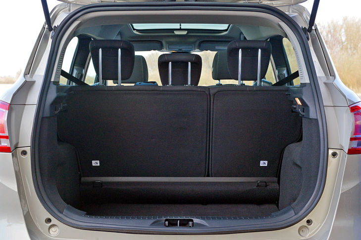 Fünfsitzer im Praxistest: Mann über Bord! - AUTO BILD