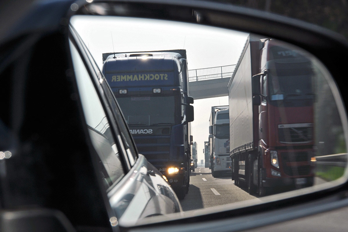Tempolimit eingehalten: Lkw-Lahrer verprügelt Autofahrer - AUTO BILD