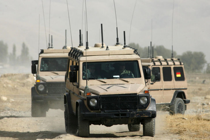 Militär-Wölfe: Mercedes-Benz G-Klasse, Land Rover Defender und Co ...