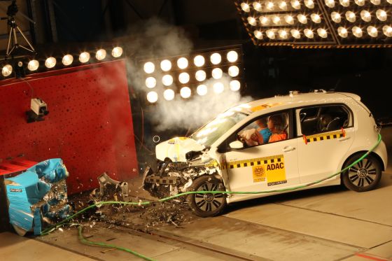 VW e-Up im ADAC-Crashtest - AUTO BILD