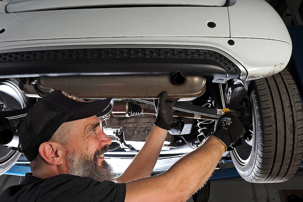 Auspuff wechseln: So machen Sie es selbst! - AUTO BILD