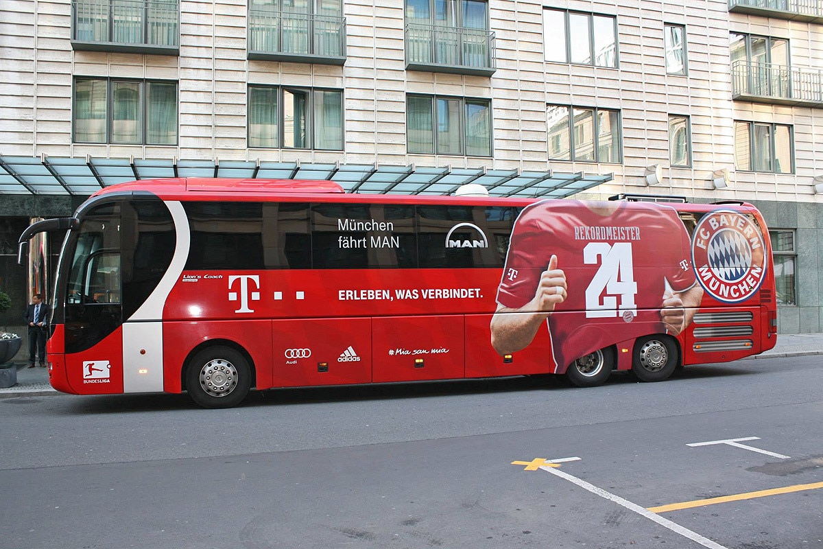 Bus von Bayern München neu beklebt: Bayernbus ist Meisterbus - AUTO BILD