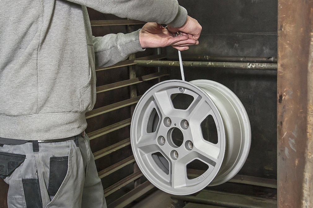 Alufelgen reparieren: Diese Felgen laufen wieder rund. - AUTO BILD