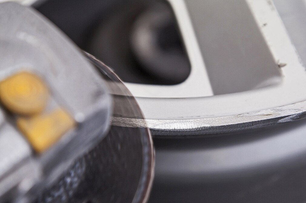 Alufelgen reparieren: Diese Felgen laufen wieder rund. - AUTO BILD