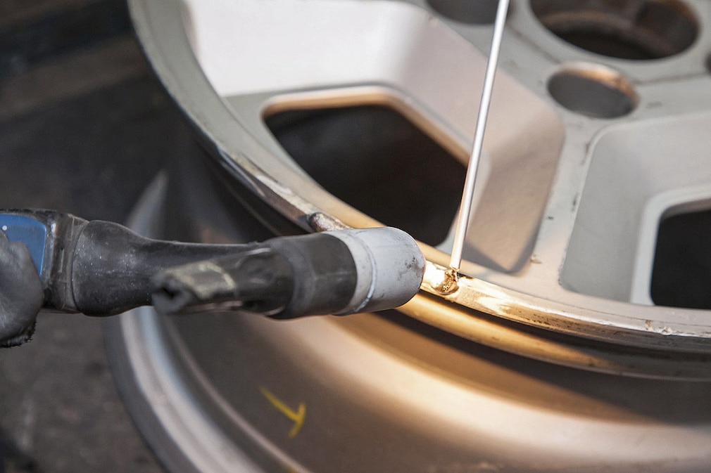 Alufelgen reparieren: Diese Felgen laufen wieder rund. - AUTO BILD