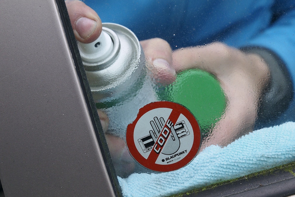 Aufkleber und Vignetten vom Auto entfernen - AUTO BILD KLASSIK