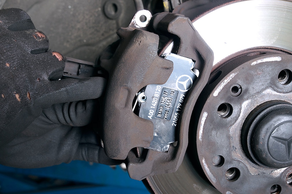 Bremsbeläge wechseln - AUTO BILD