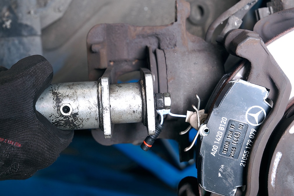 Bremsbeläge wechseln - AUTO BILD