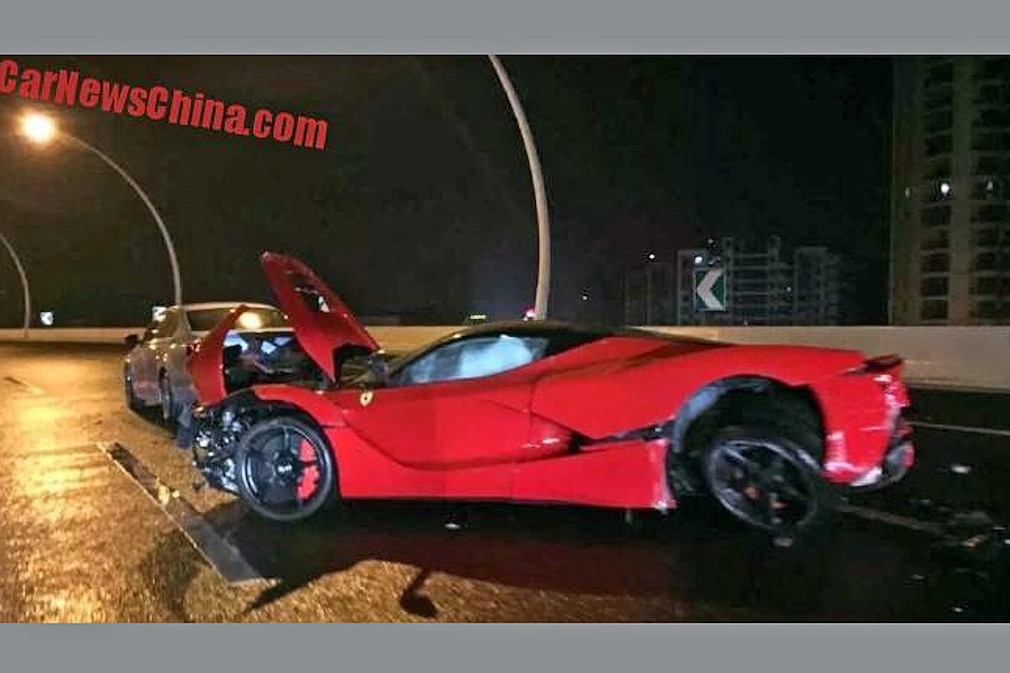 Ferarri LaFerrari: Regen-Crash auf der Autobahn in Shanghai - AUTO BILD