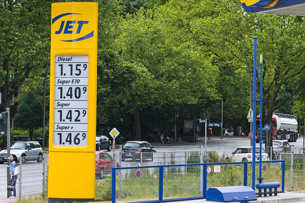 Die Tankstellen-Anzeige der Zukunft? Prototyp in Stellingen - AUTO BILD