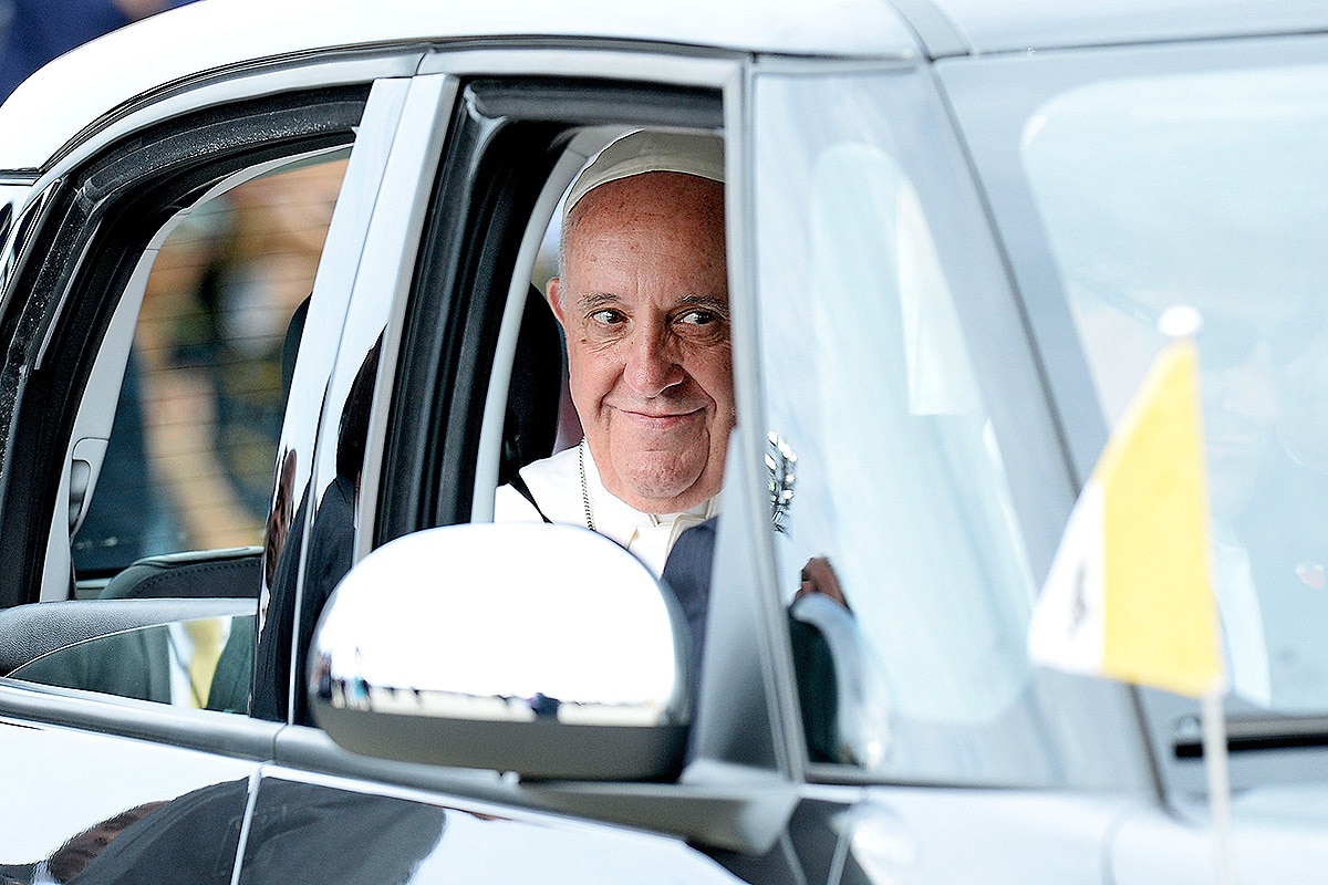 Kurzzeit-Papamobil: Papst Franziskus im Fiat 500L - AUTO BILD