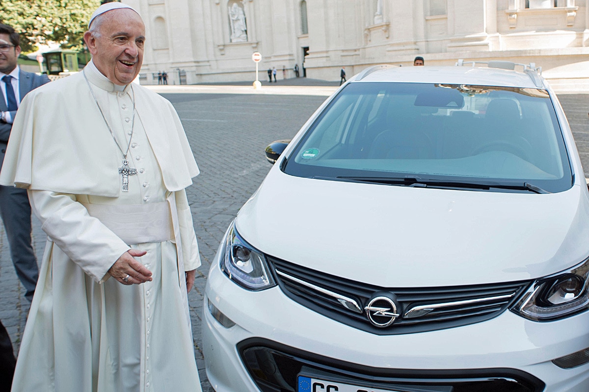 Promis und E-Autos: Ampera-e für Papst Franziskus - AUTO BILD