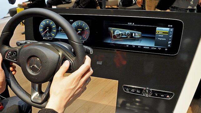 Video: E-Klasse Cockpit (CES2016) - AUTO BILD