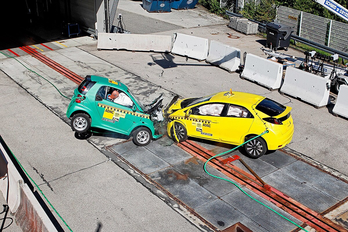 VW Golf, Honda Civic: ADAC-Crashtest - AUTO BILD