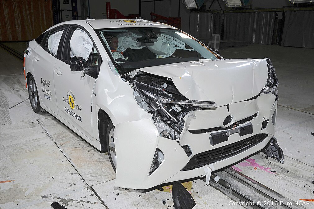 Toyota Prius im Euro-NCAP-Crashtest 2016 - AUTO BILD