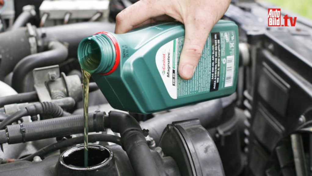 Ölstand prüfen/Öl nachfüllen: Anleitung & Fehler vermeiden! - AUTO BILD
