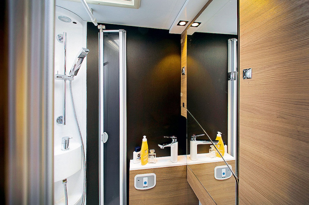 Adria Compact Plus SLS: Wohnmobil-Test - AUTO BILD