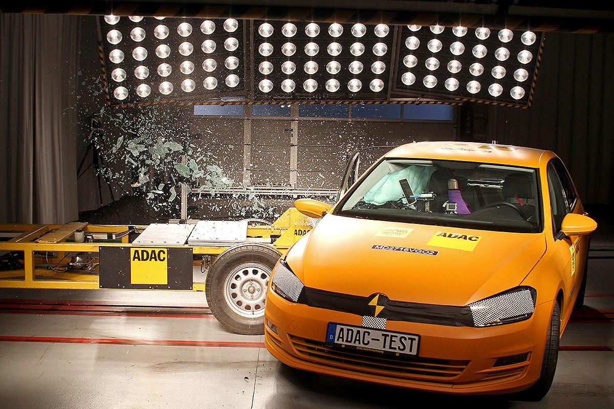 ADAC Crashtest: Verletzungsgefahr bei Unfall auf Beifahrerseite - AUTO BILD