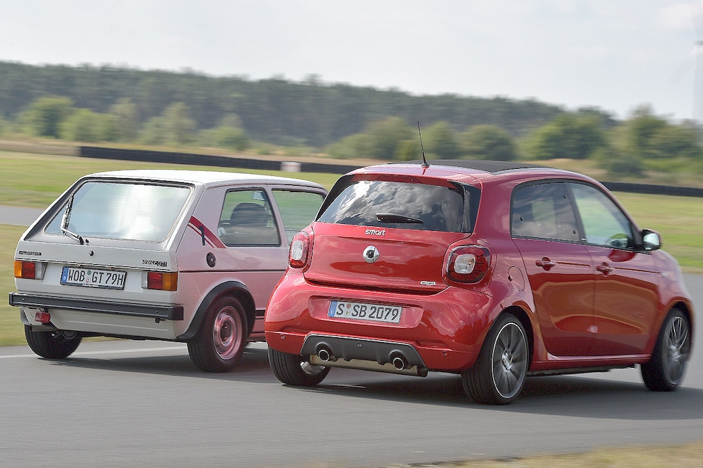 Kleine Knaller: Smart Brabus forfour trifft VW Golf GTI I - AUTO BILD