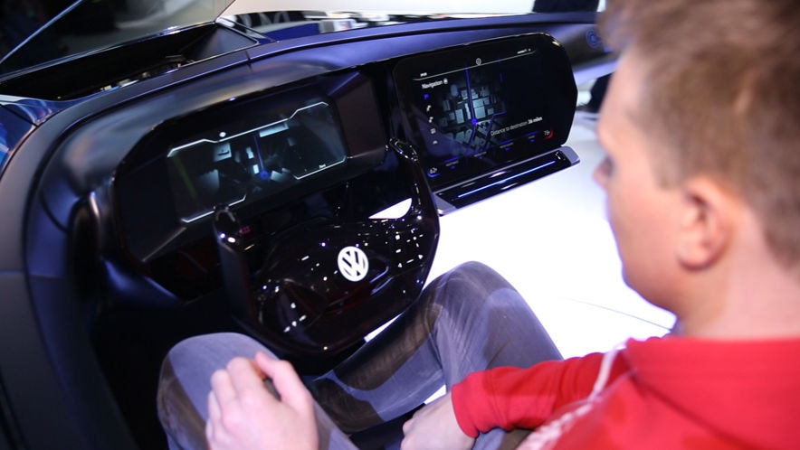 Video: VW Golf 8 Cockpit (CES 2017) - AUTO BILD