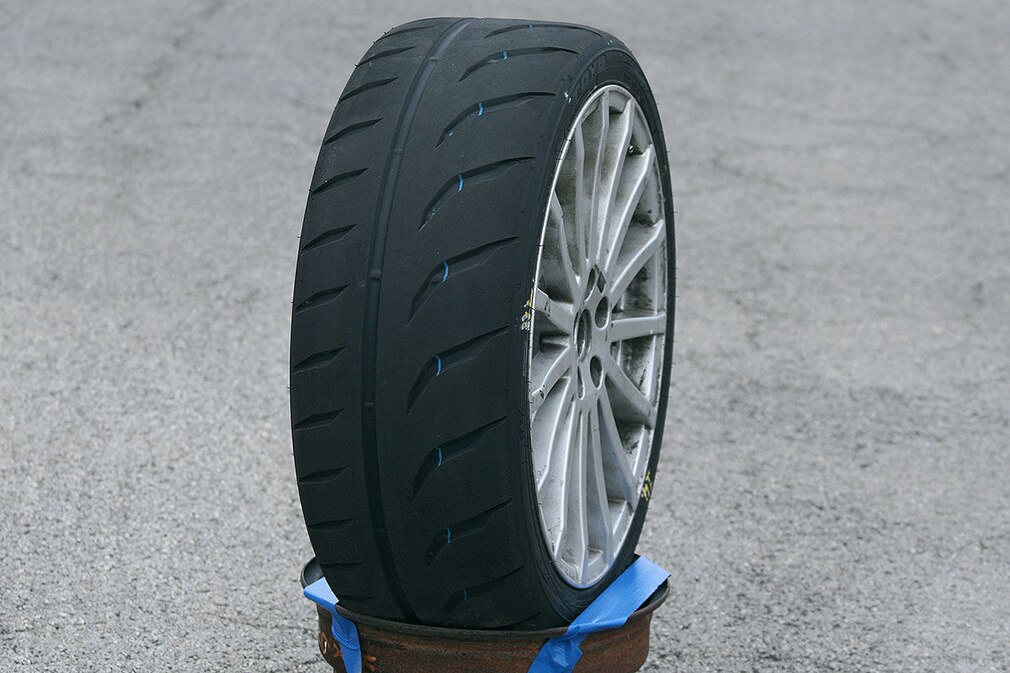Semi-Slicks im Test: Sportreifen im Format 235/35 R 19 - AUTO BILD