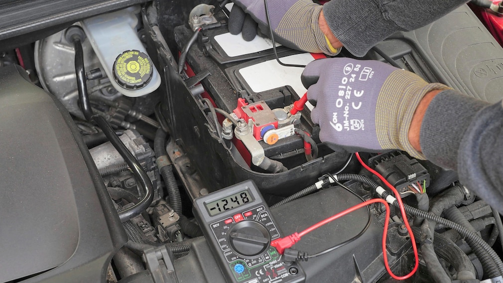 Autobatterie laden: Anleitung & Tipps - AUTO BILD
