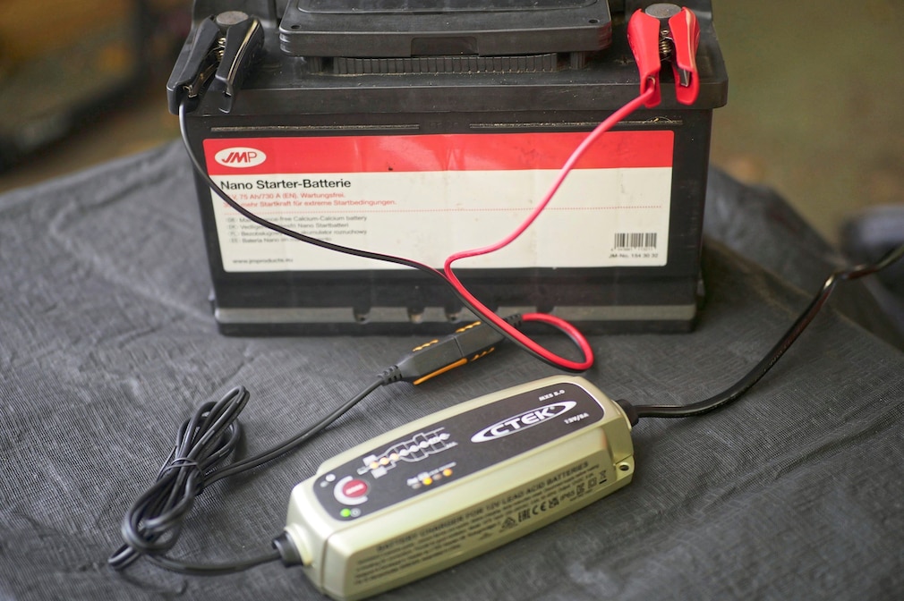Autobatterie laden: Anleitung & Tipps - AUTO BILD