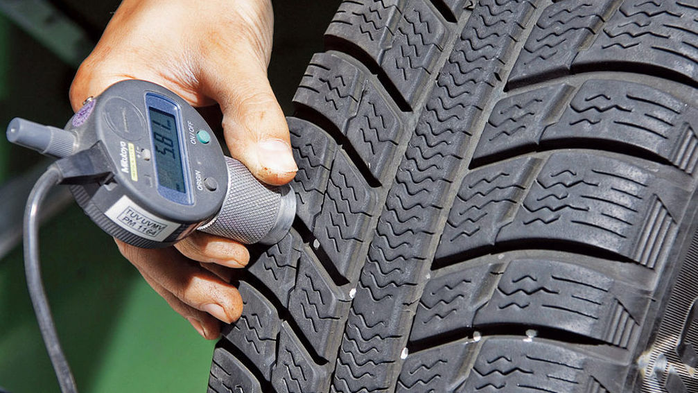 Profiltiefe messen: So geht's! - AUTO BILD