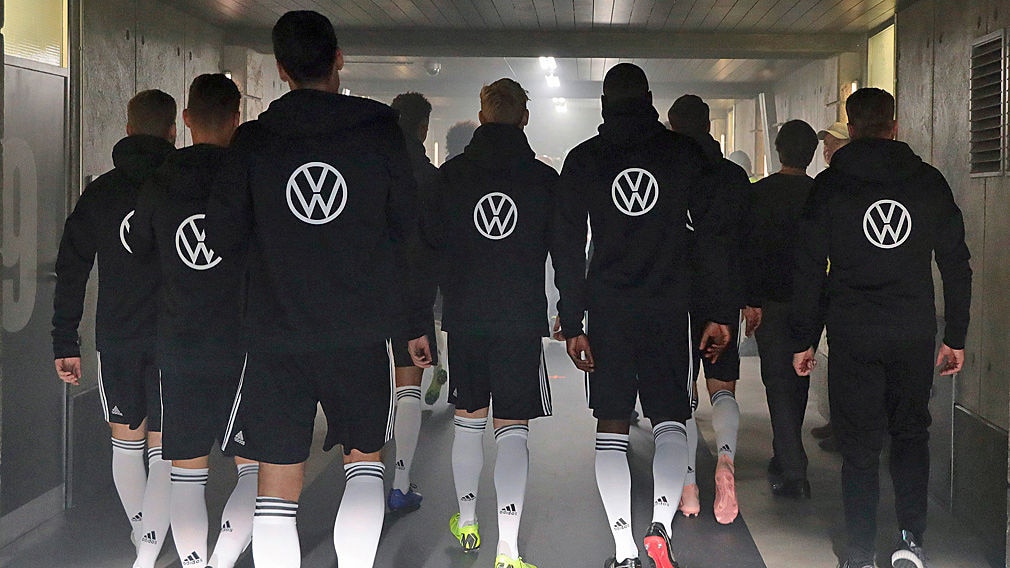DFB-Team schon mit neuem VW-Logo - AUTO BILD