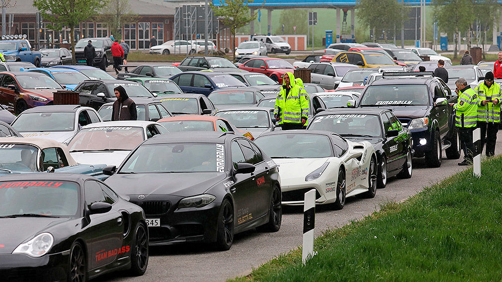 Porsche, Ferrari, BMW: 100 Luxus-Raser auf A20 gestoppt - AUTO BILD