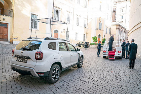Dacia Duster für den Papst: Tiefergelegtes Papamobil - AUTO BILD