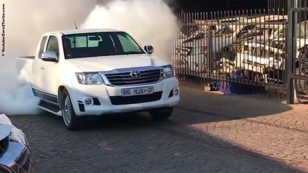 Toyota Hilux mit AMG M156-V8: Krasser Toyota-Pick-up mit AMG-Motor ...
