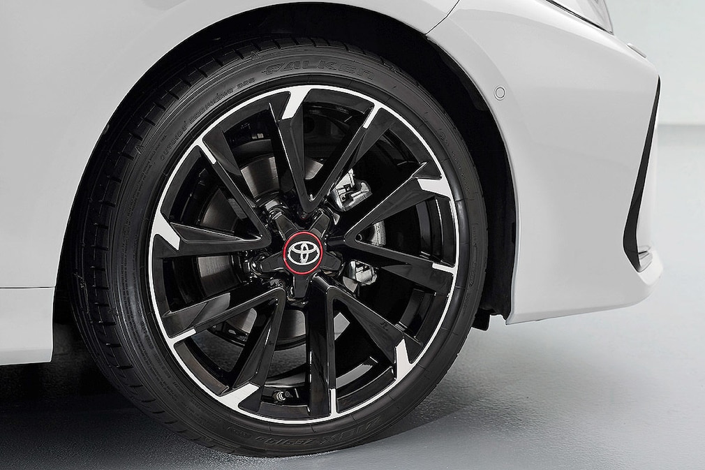 Toyota gönnt der Corolla-Limousine eine Prise Sport - AUTO BILD