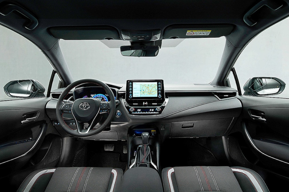 Toyota gönnt der Corolla-Limousine eine Prise Sport - AUTO BILD