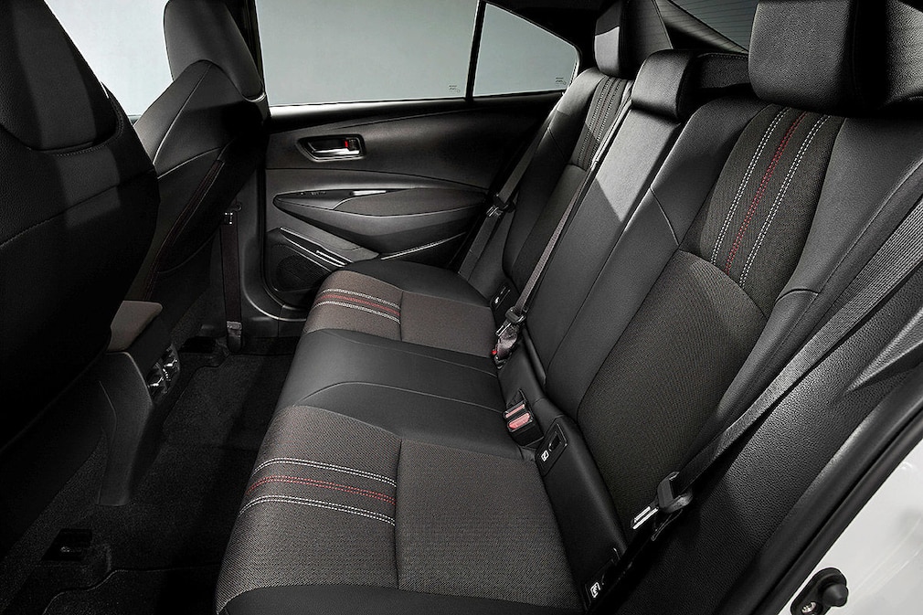 Toyota gönnt der Corolla-Limousine eine Prise Sport - AUTO BILD