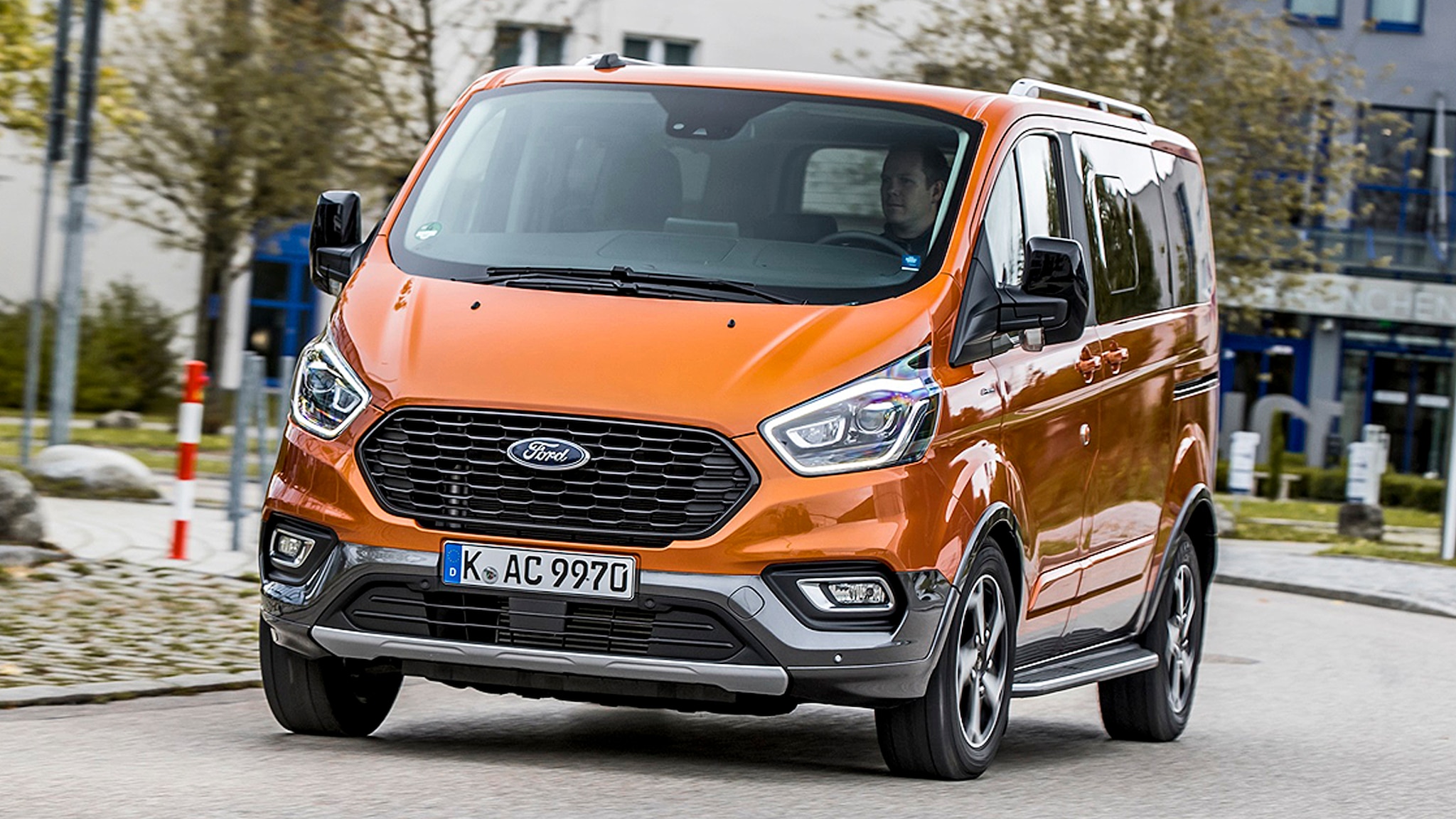 Ford Tourneo Custom Active: So fährt sich der Van im Offroad-Look ...