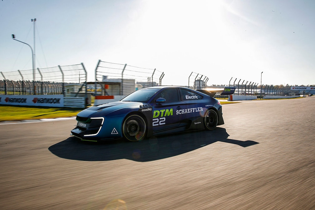 DTM electric: Sophia Flörsch zähmt Elektro-Biest - AUTO BILD