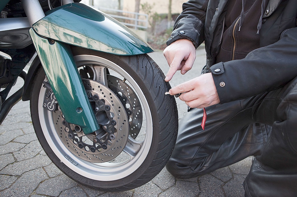 Motorrad fahren mit Beifahrer: So fahren Sie sicher zu zweit - AUTO BILD