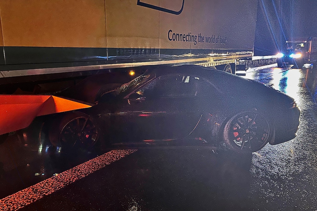 Spektakulärer Crash: Porsche 911 unter Lkw eingeklemmt - AUTO BILD