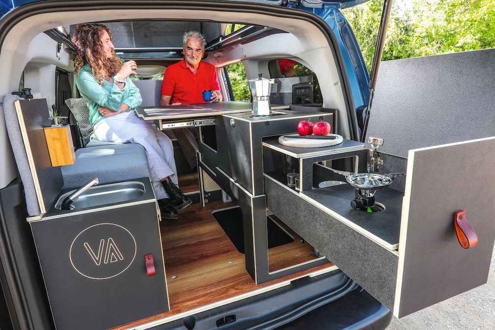 Peugeot e-Rifter Vanderer: der Camper mit Elektroantrieb im Test - AUTO ...