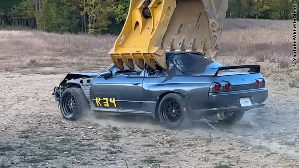 Wie im Film: Youtuber zerstört Nissan Skyline GT-R mit Bagger - AUTO BILD