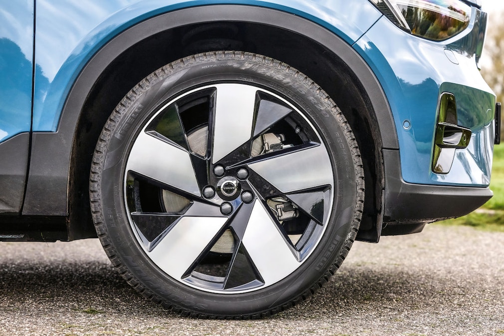 Audi Q4 e-tron vs. Volvo C40: schöne Elektro-SUV im Test - AUTO BILD