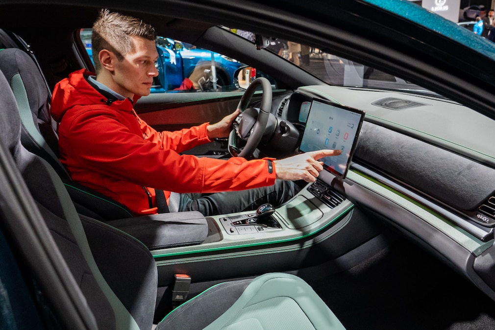 BYD Han EV (2023): Cockpit mit 15,6-Zoll-Display - AUTO BILD
