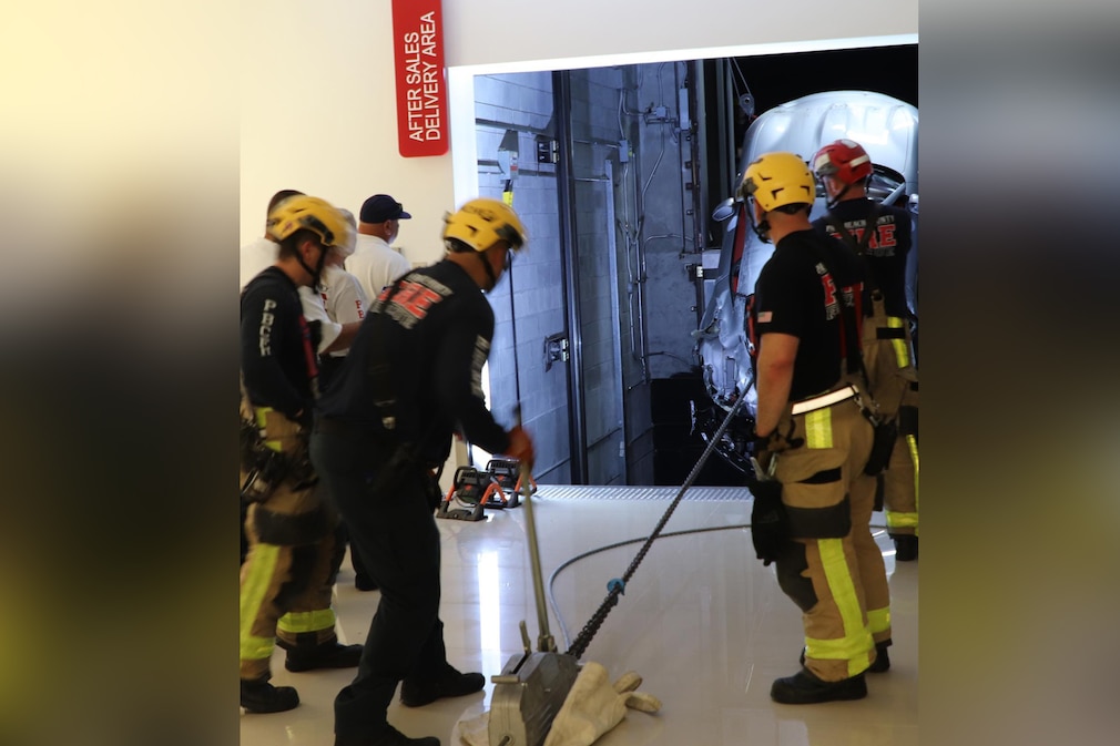 Peinlich-Crash: Ferrari Roma fällt aus Fahrstuhl - AUTO BILD