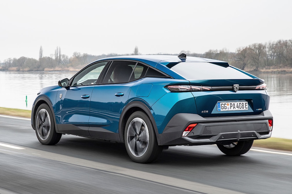 Mercedes CLA Shooting Brake vs. Peugeot 408: zwei Exoten im Test - AUTO ...