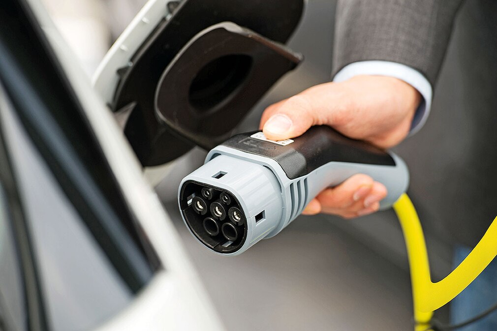 So sehr schadet Schnellladen dem Akku vom Elektroauto - AUTO BILD